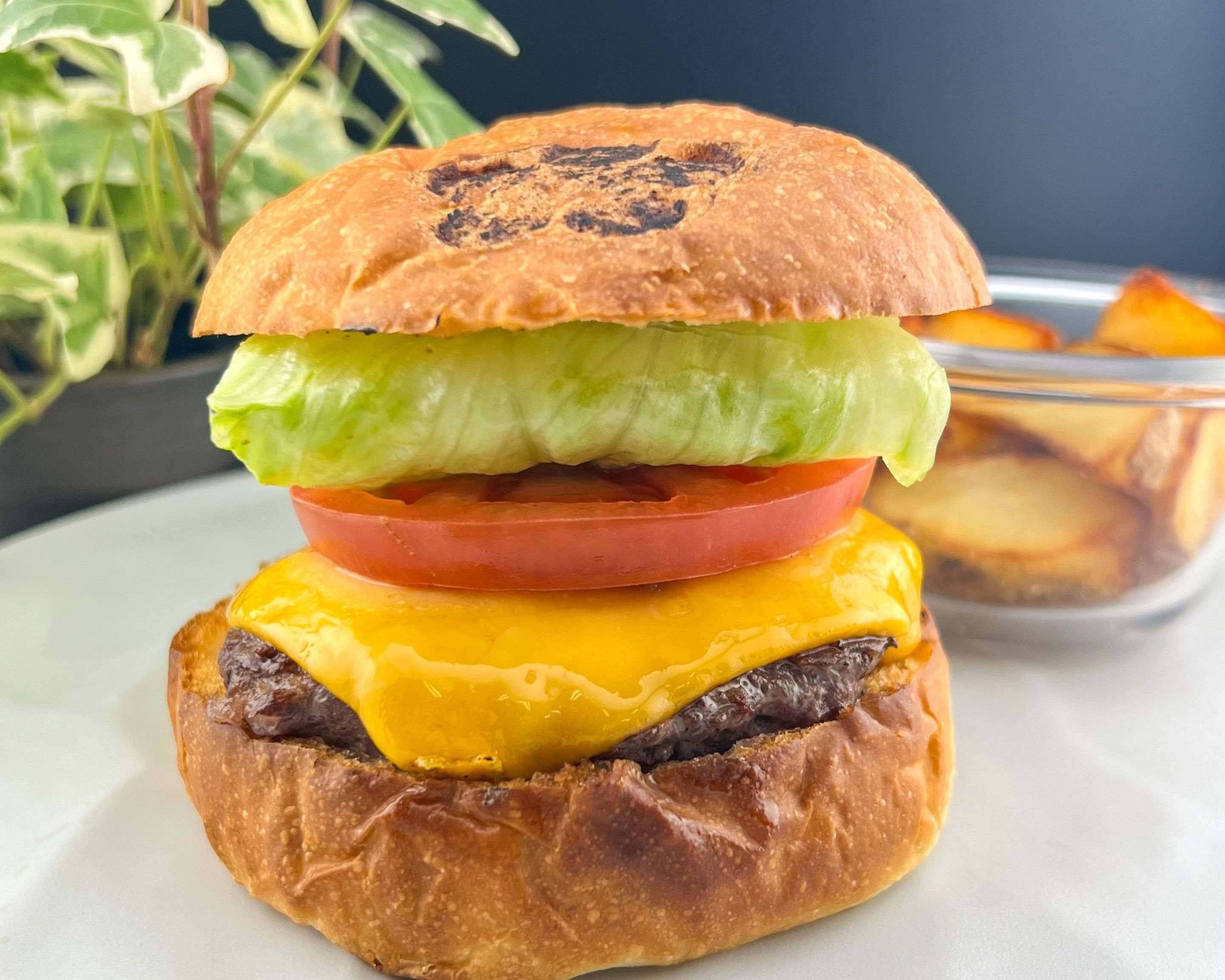 能登牛べこりんバーガー NOTO BEEF BEKORIN BURGER の出前・宅配・テイクアウトメニュー | ウーバーイーツ