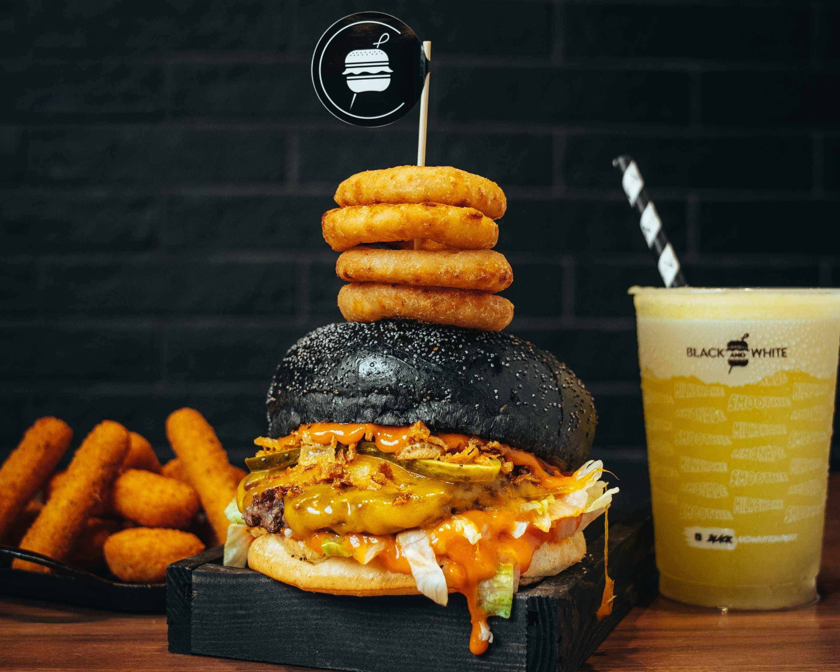 Livraison Black And White Burger - 84 Rue Carnot , Annecy - Menu et ...