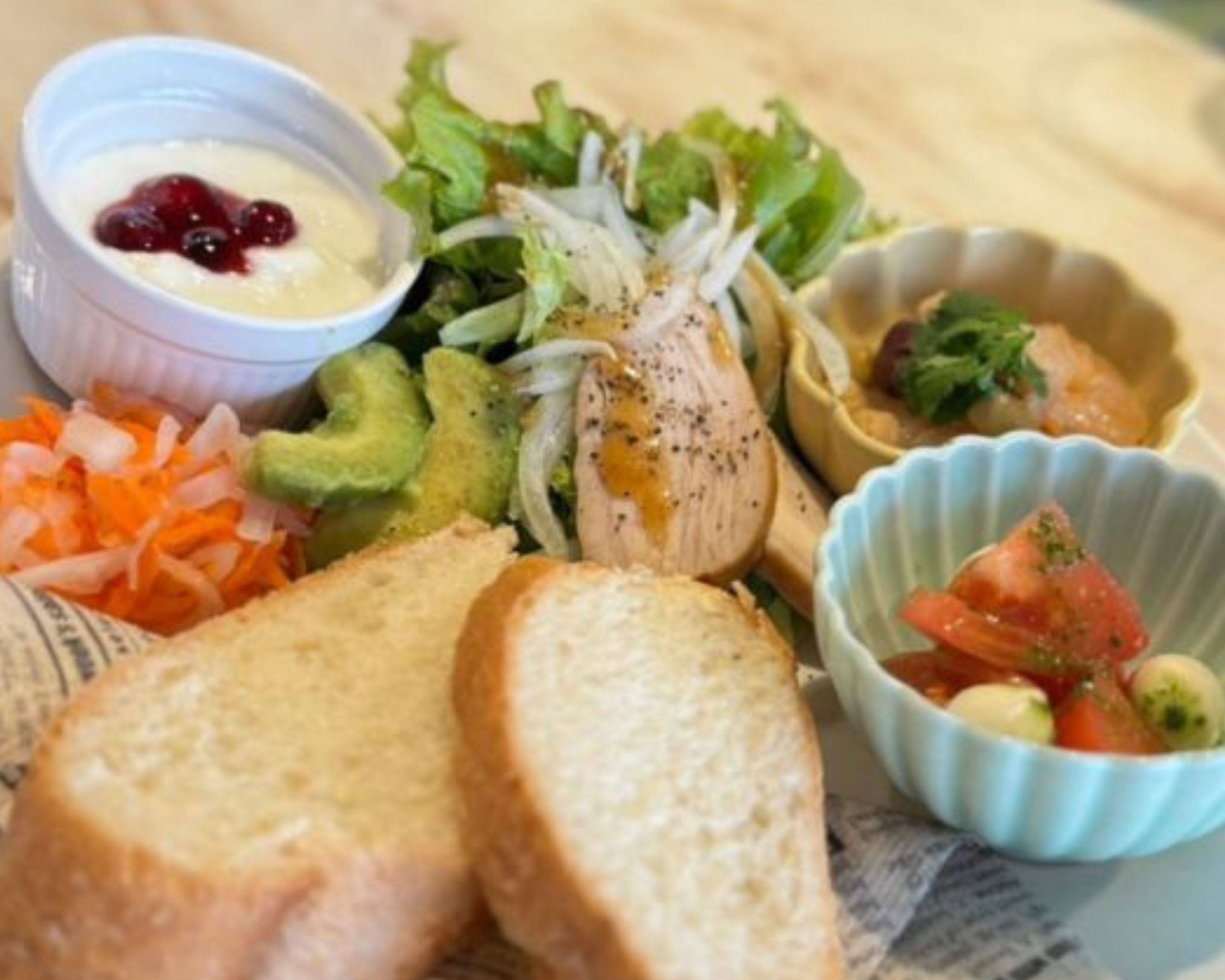 【🌺バインミーがおすすめ🥪】美 Factory Julian Cafe&Barのデリバリー ・持ち帰り| メニューを見る |東京 で 配達| ウーバーイーツ